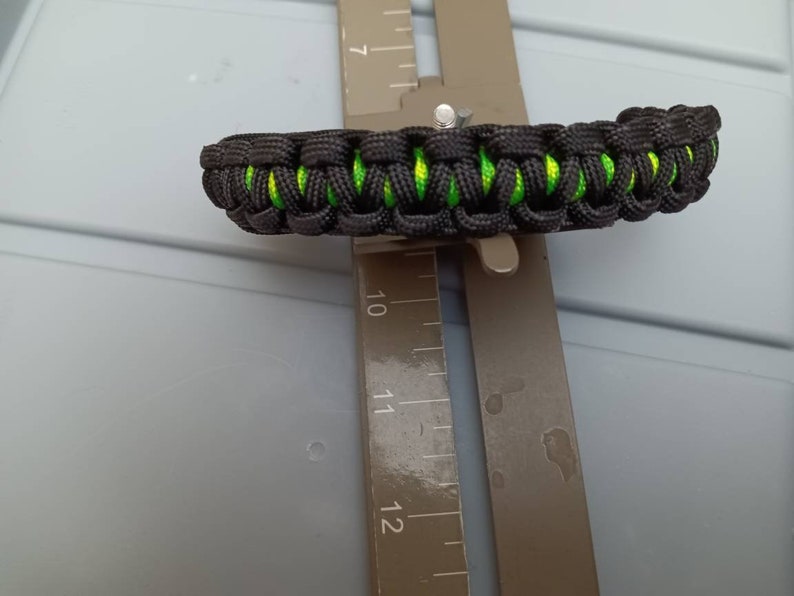 Alien Vs Predator Blood Inspired Stacked Hex Style Reversible Paracord ...