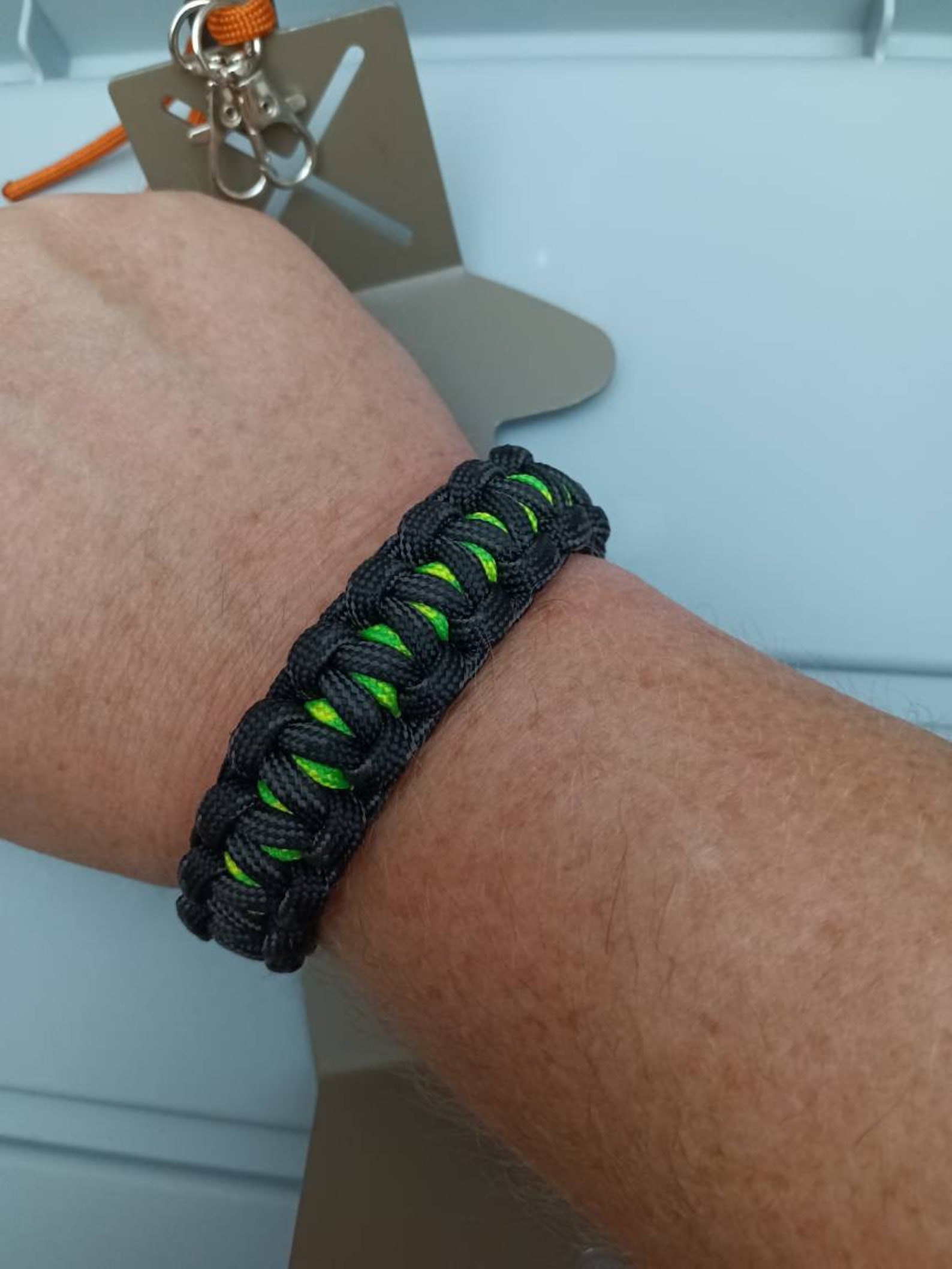 Alien Vs Predator Blood Inspired Stacked Hex Style Reversible Paracord ...