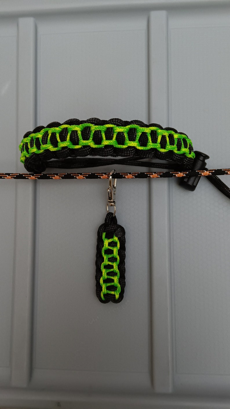 Alien Vs Predator Blood Inspired Stacked Hex Style Reversible Paracord ...