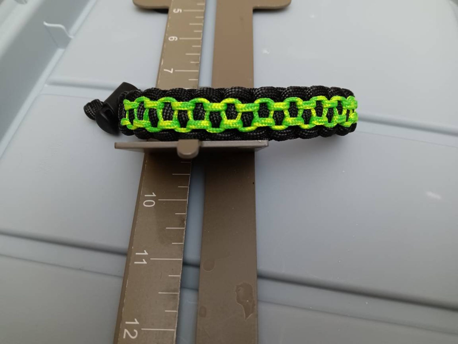 Alien Vs Predator Blood Inspired Stacked Hex Style Reversible Paracord ...