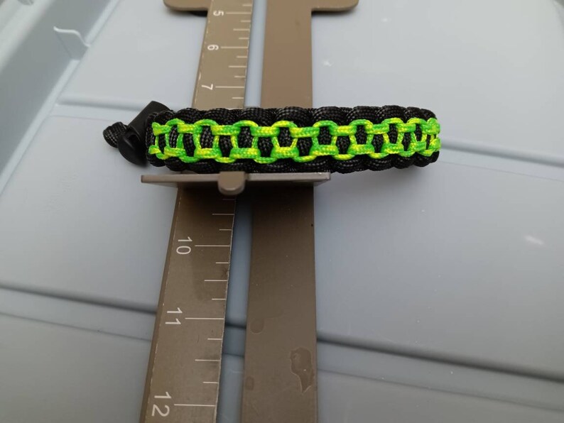Alien Vs Predator Blood Inspired Stacked Hex Style Reversible Paracord ...