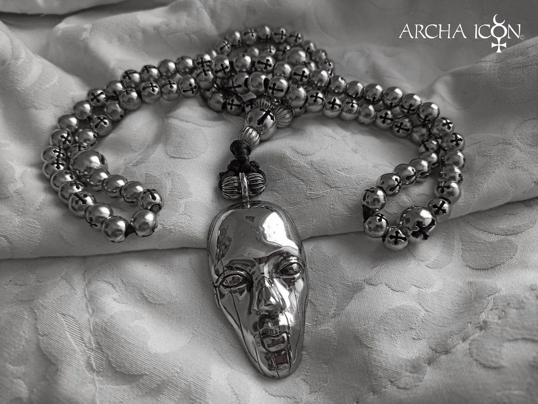 Gea , the Faceless Queen . - Etsy