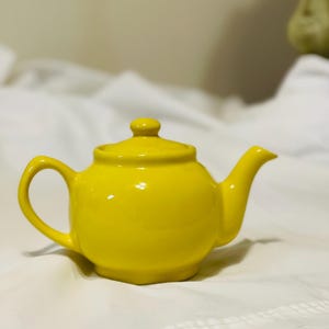 Yellow Tea Pot Teapot Holds 2 Cups Vintage Made by Price & Kensington ...