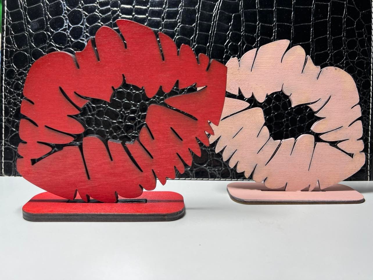 Kiss With Stand SVG File - Etsy