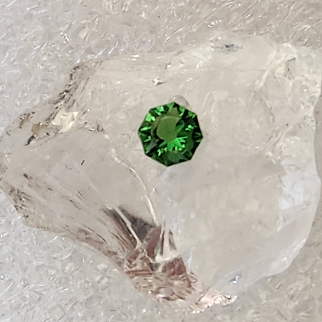 Rare Green Kenyan Tsavorite Garnet: 0.42 Cartas and 4.5mm, Artisan ...