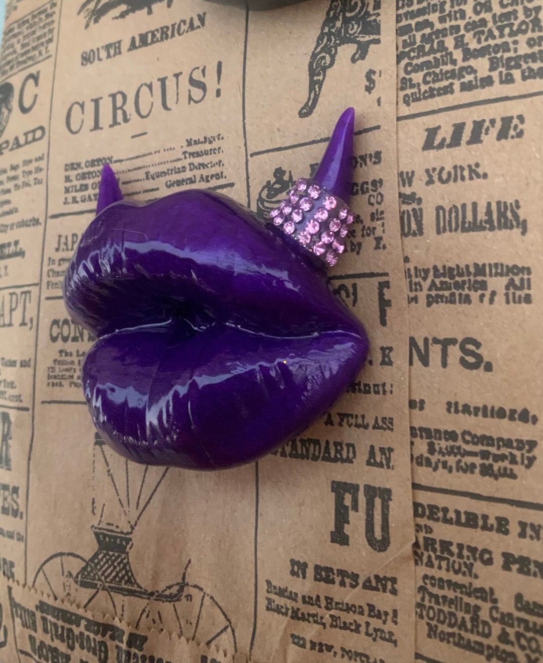 Smooch Lips Display Purple Lips and Bling Lipstick Vanity Decor Lip ...