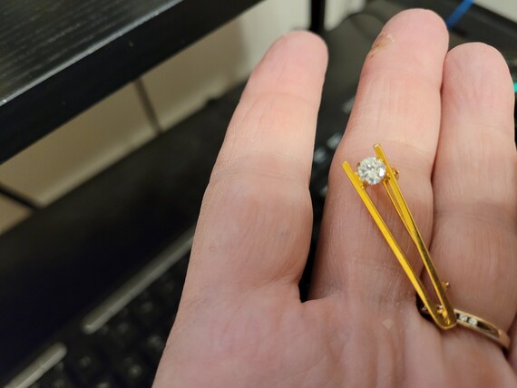 Narrow V shaped gold toned pin with solitaire crystal… - Gem