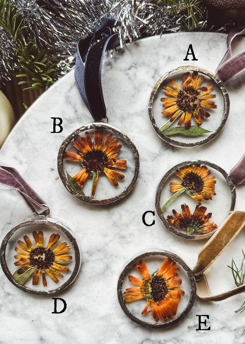 Small Pressed Flower Ornament / Hanging Charm - Etsy