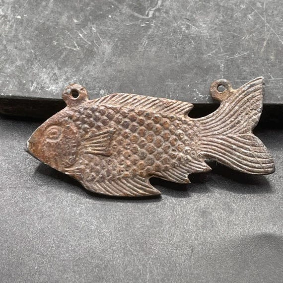 Ancient near Eastern bronze fish amulet pendant - Gem