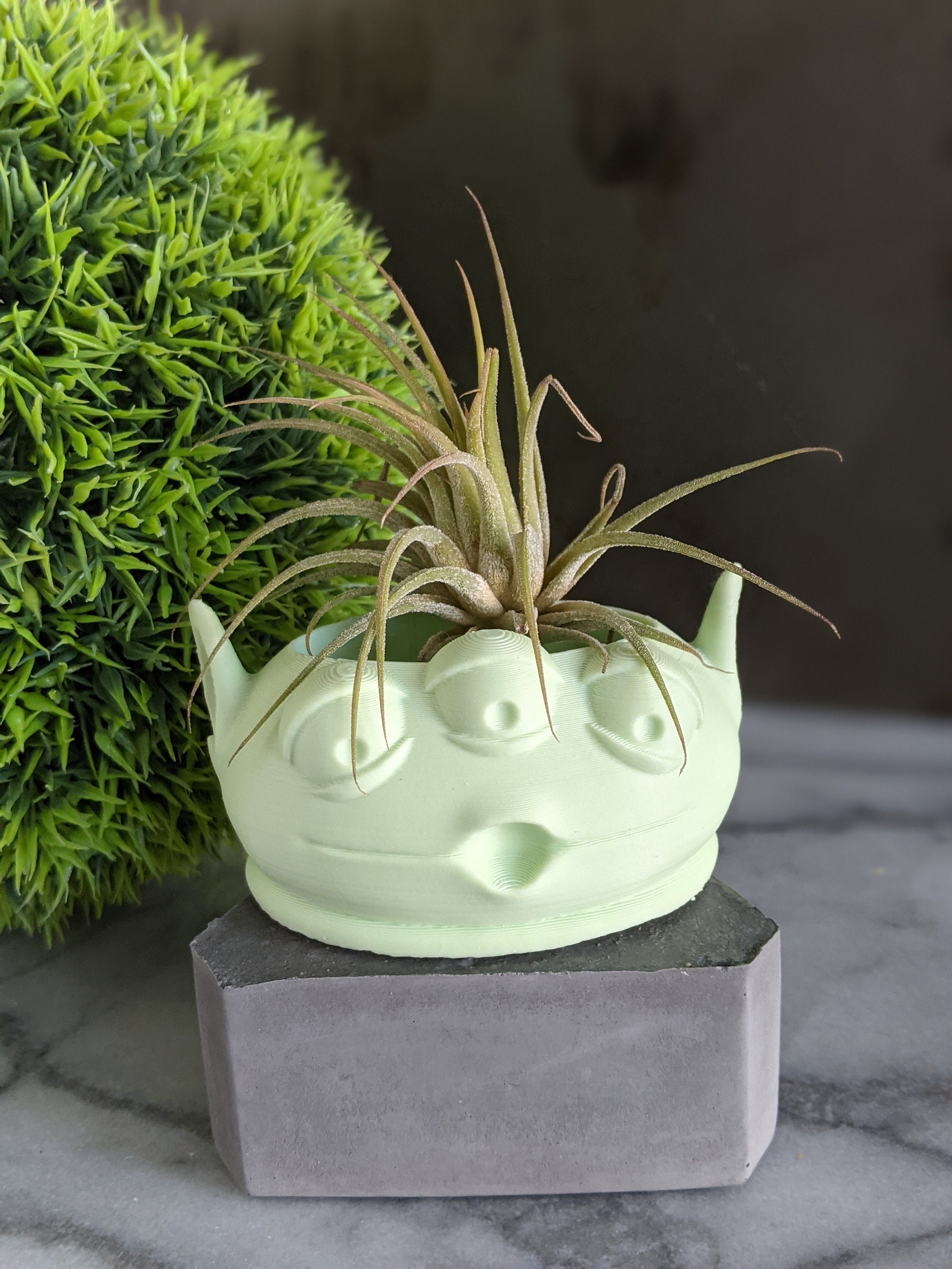 Home & Living Home Décor Toy Story Alien air plant magnet/ Alien ...