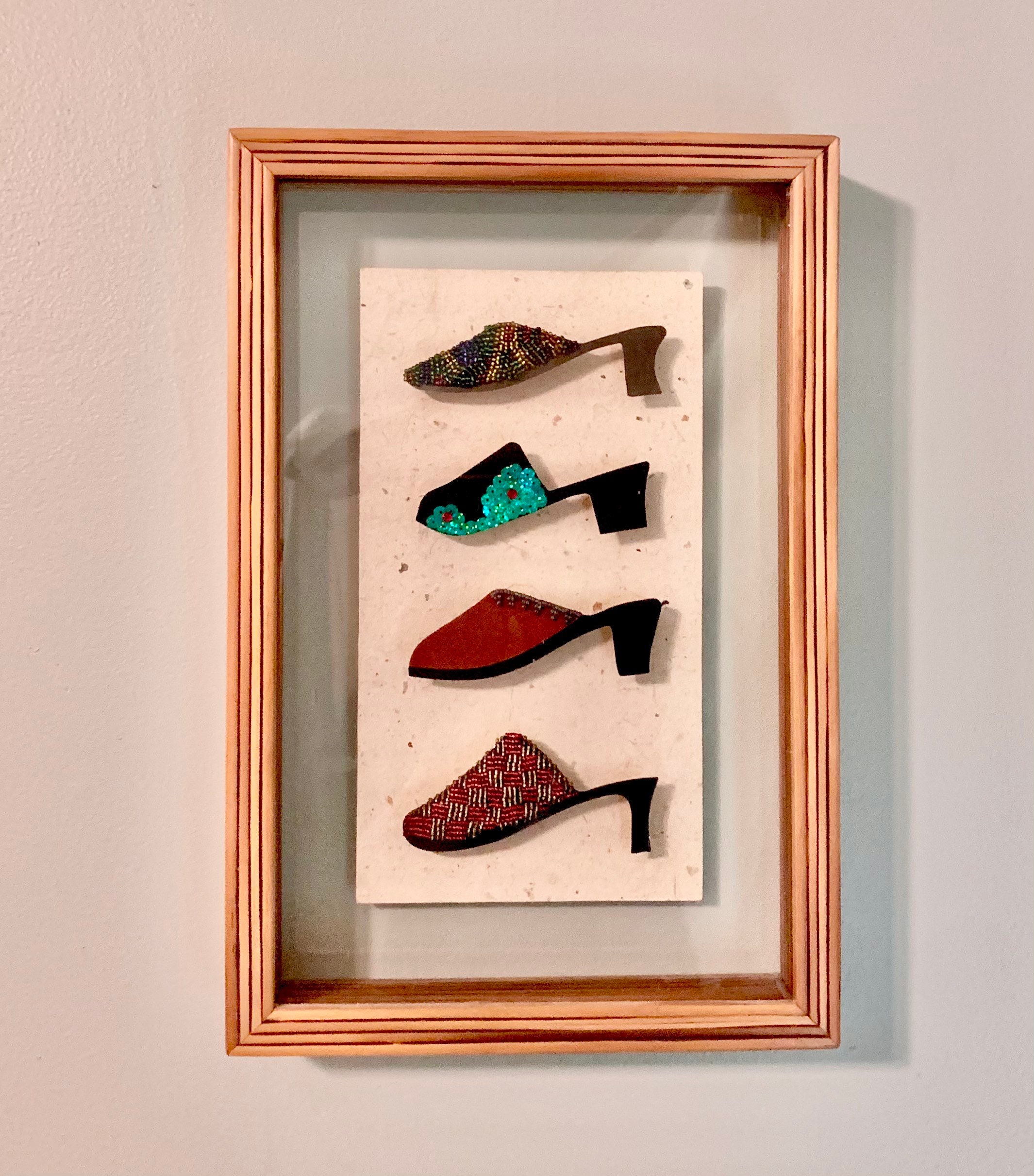 Shoe Shadow Box, presenta cuatro recortes de zapatos con cuentas y ...