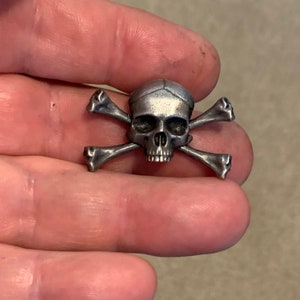 Skull and Crossbones Pin/badge - Etsy