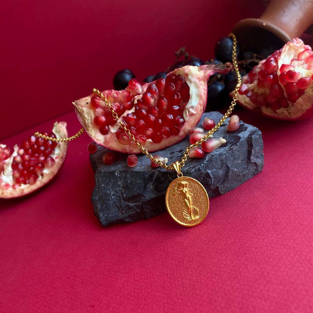 ゴールドフィルドアフロディーテペンダント：パーソナライズされたオーバルシェイプの愛の女神ヴェヌスネックレス - Etsy 日本