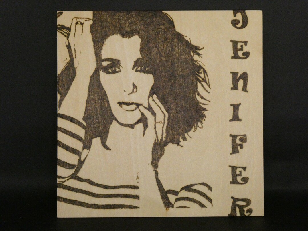 Jenifer affiche pyrogravure sur bois fait main - Etsy France