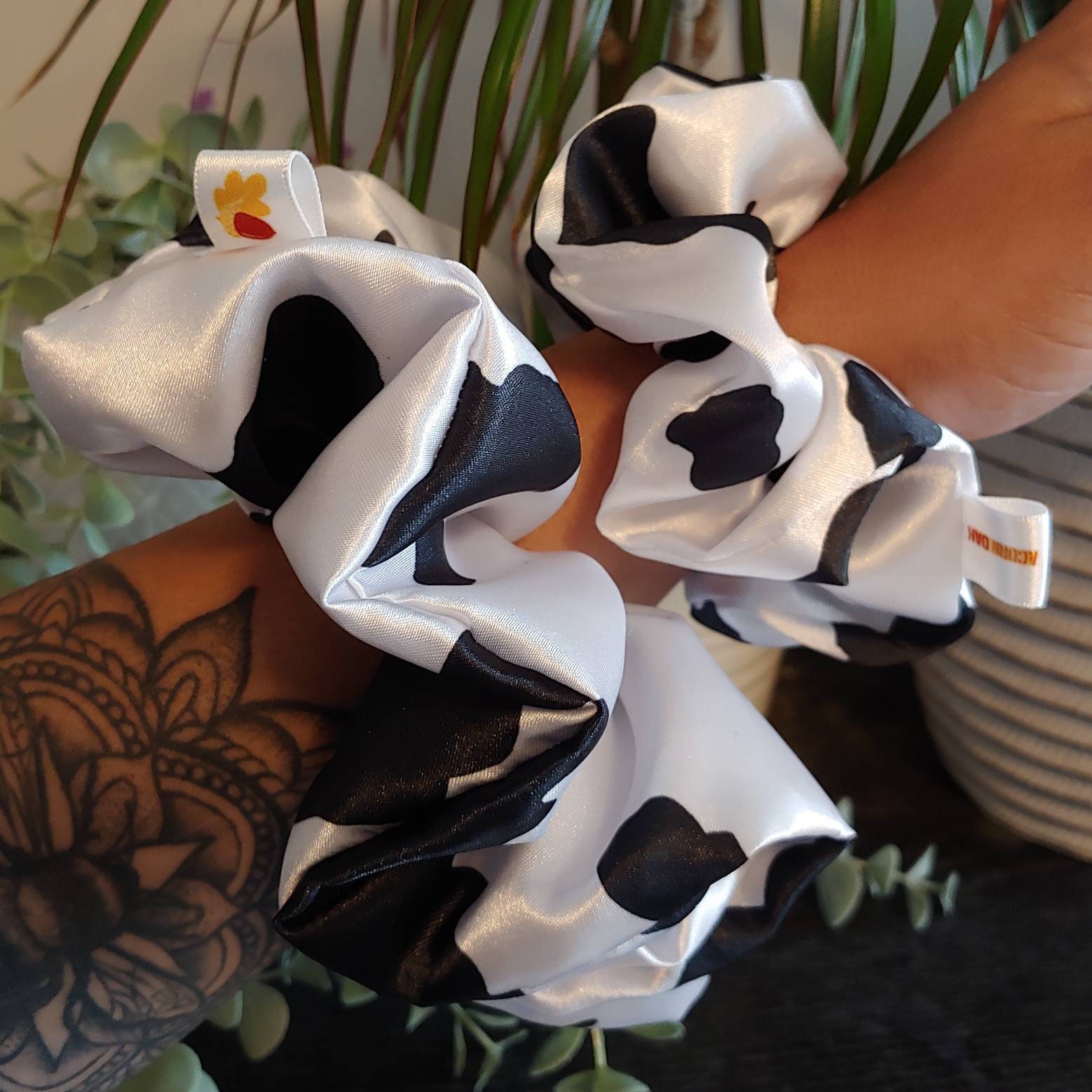 Scrunchie regular Betsy / Blanco y Negro / Satén Sedoso / Completo ...