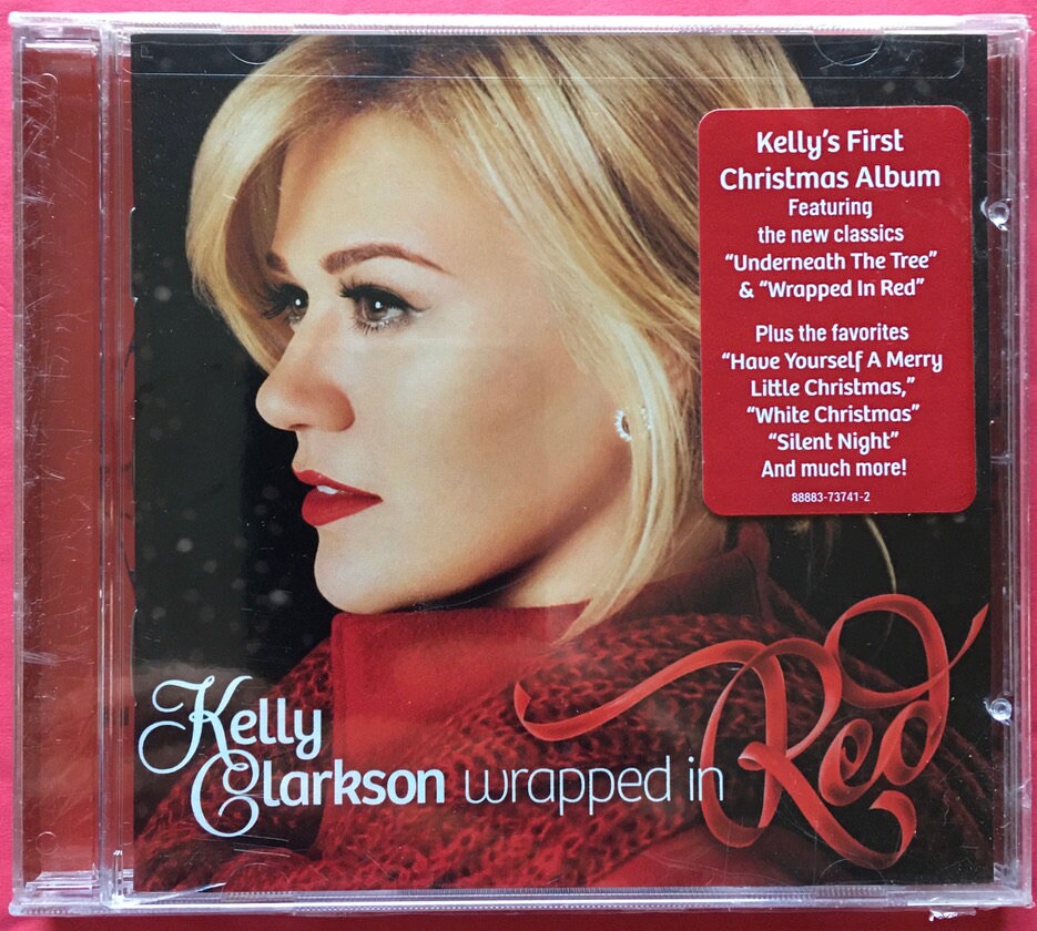 Kelly Clarkson Wrapped In Red Wallpaper