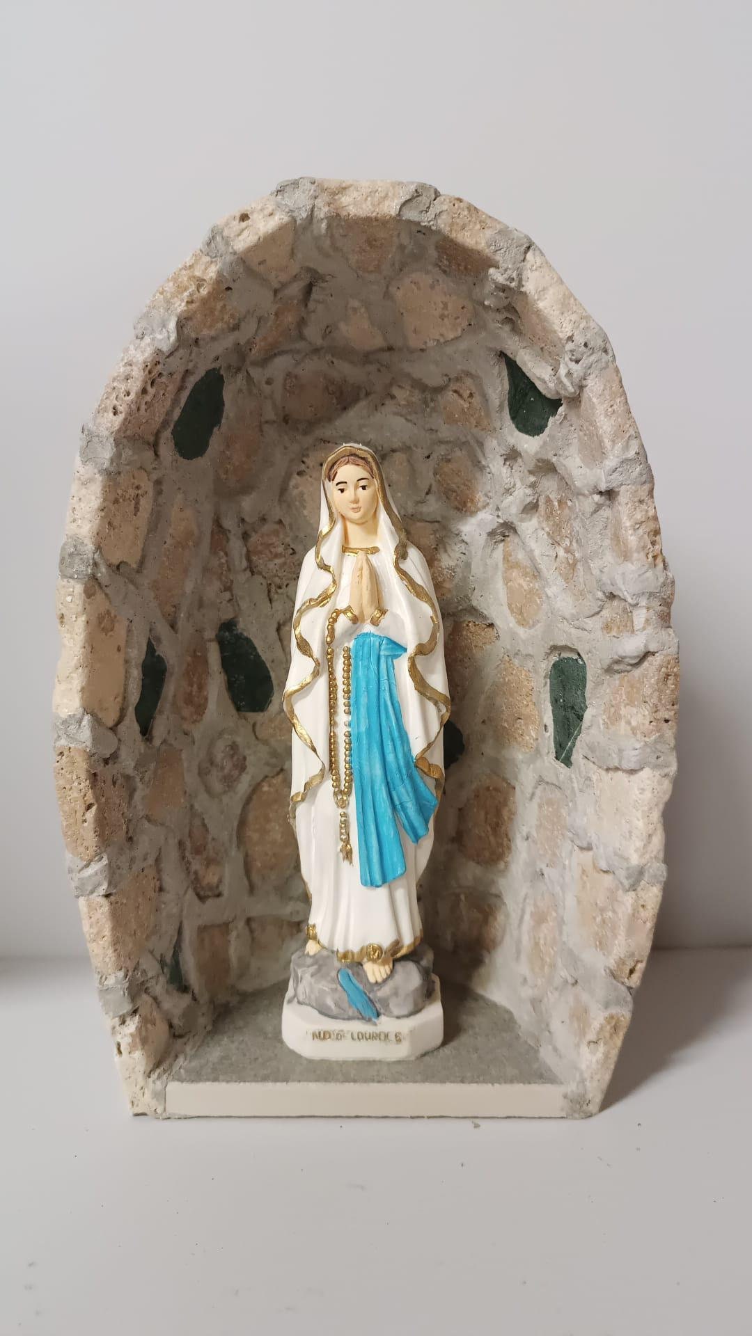 Cave for Handcrafted Statue in Ivory Marble With Guatemala Green Marble ...