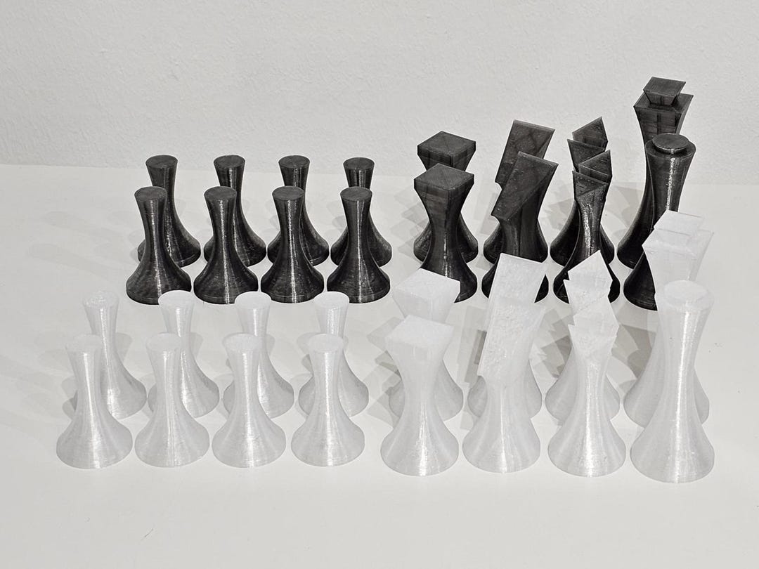 Pièces d'échecs design, semi-transparentes en blanc et noir ...