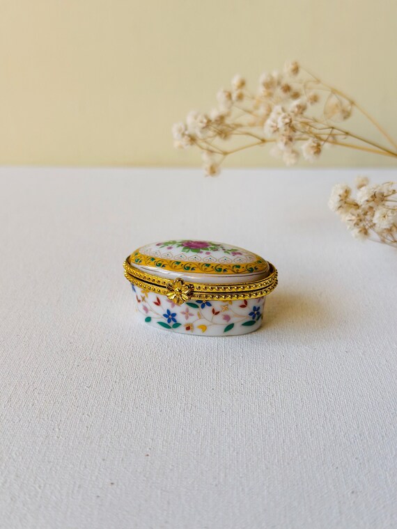 Oval pill container vintage box with lid with romanti… - Gem