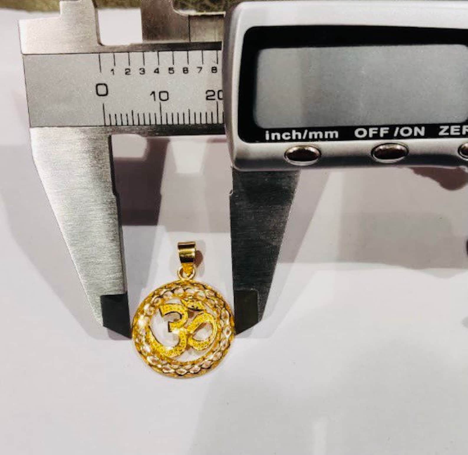 22k Solid Gold OM Pendant Gold Pendant Sacred OM - Etsy