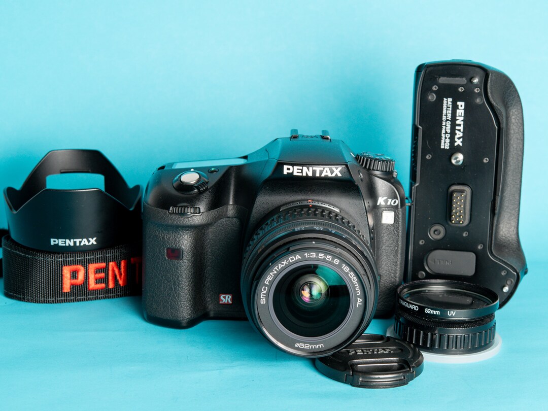 Legendary Pentax K10D SMC 18-55mm Lens and Battery Grip D-BG2 / 10.2 Mp APS-C CCD Sensor ...