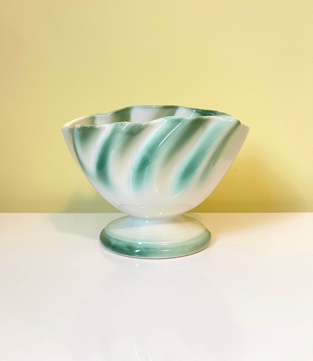 Vintage Hull Regal Pottery Sea Shell Vase - Etsy