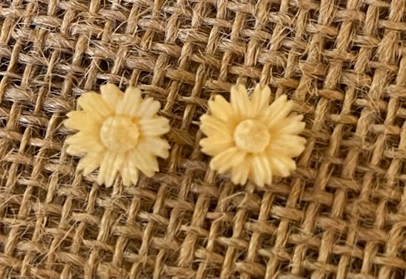 Vintage Daisy Bakelite/Ivory style Silver Stud Earrin… - Gem