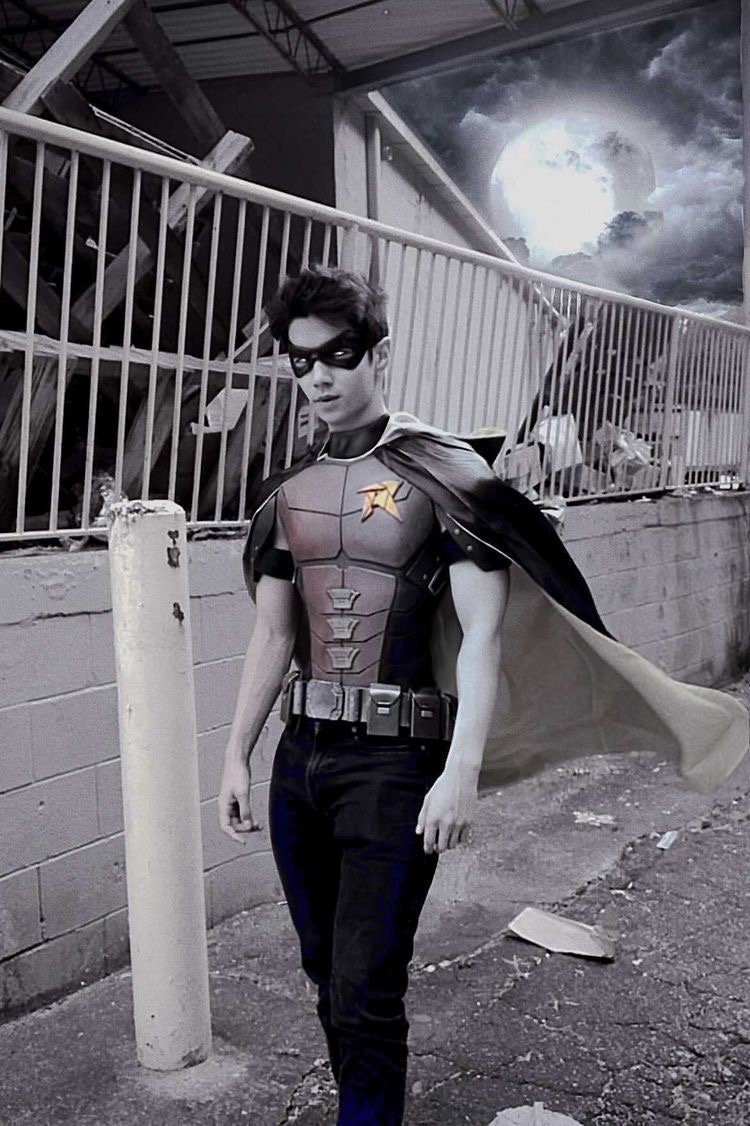 Dick Grayson Robin Cosplay