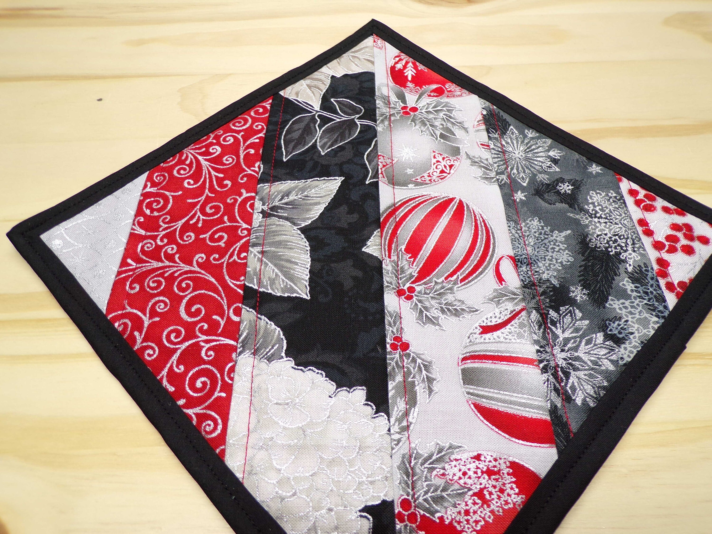 Quilted Centerpiece Quilted Table Topper Holiday Centerpiece Quilt ...