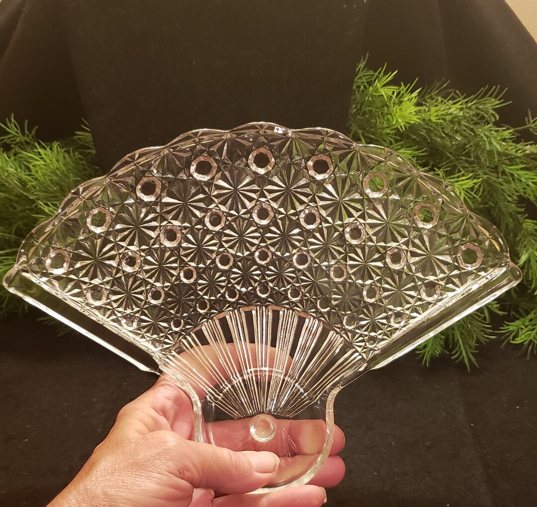WAKE ROBBIN 1940's - 50's Vintage Cut Pressed Glass FAN Dish - Etsy