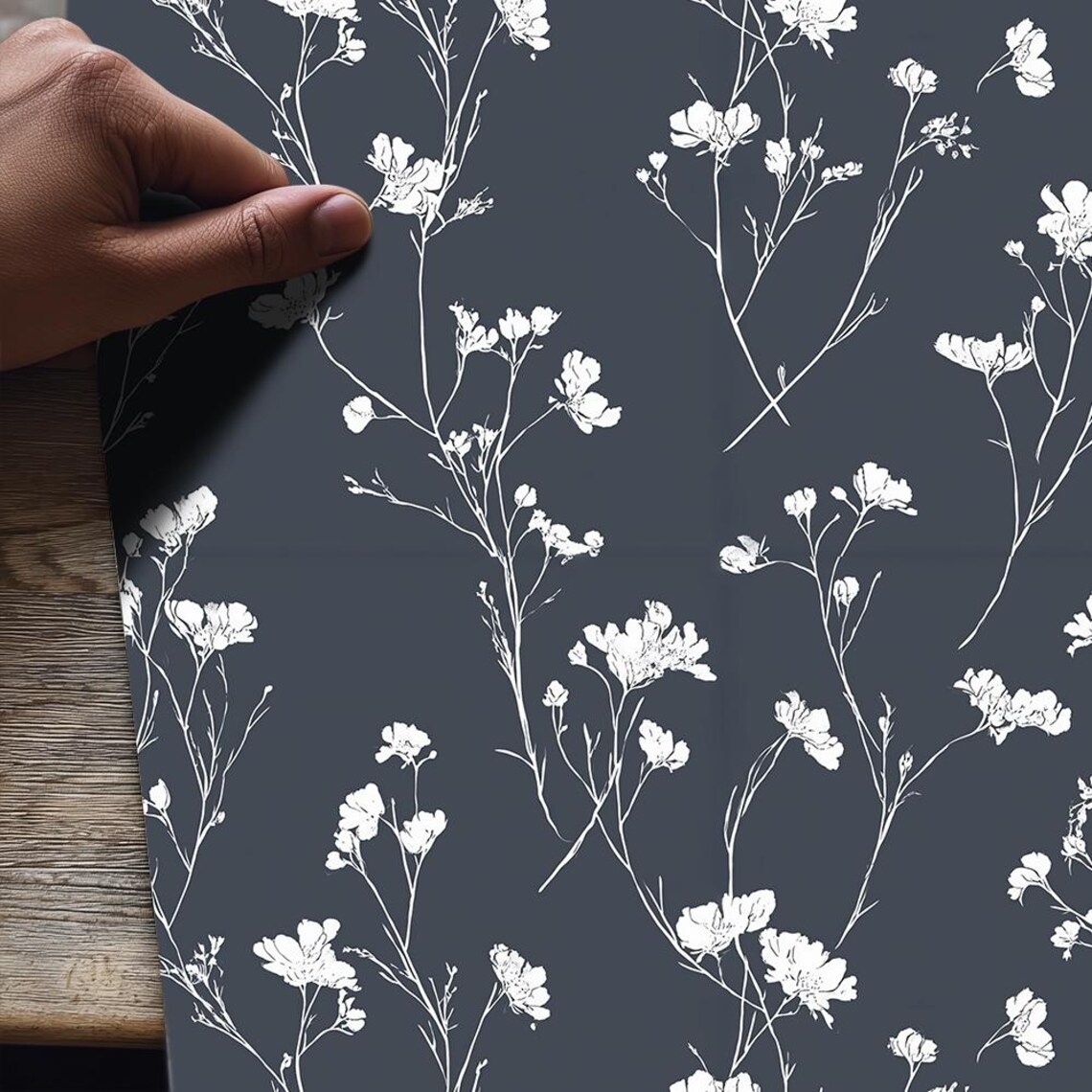 Carta da parati floreale blu navy: motivo di fiori selvatici per bagno ...