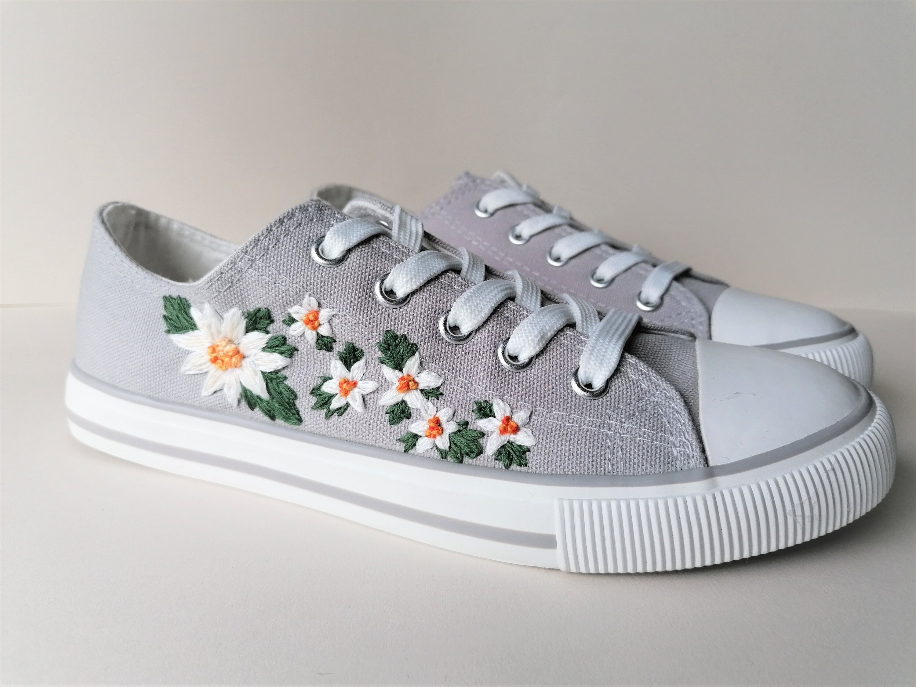 Daisy Hand Embroidered Canvas Shoes, Wildflower Leaves Small Gift ...