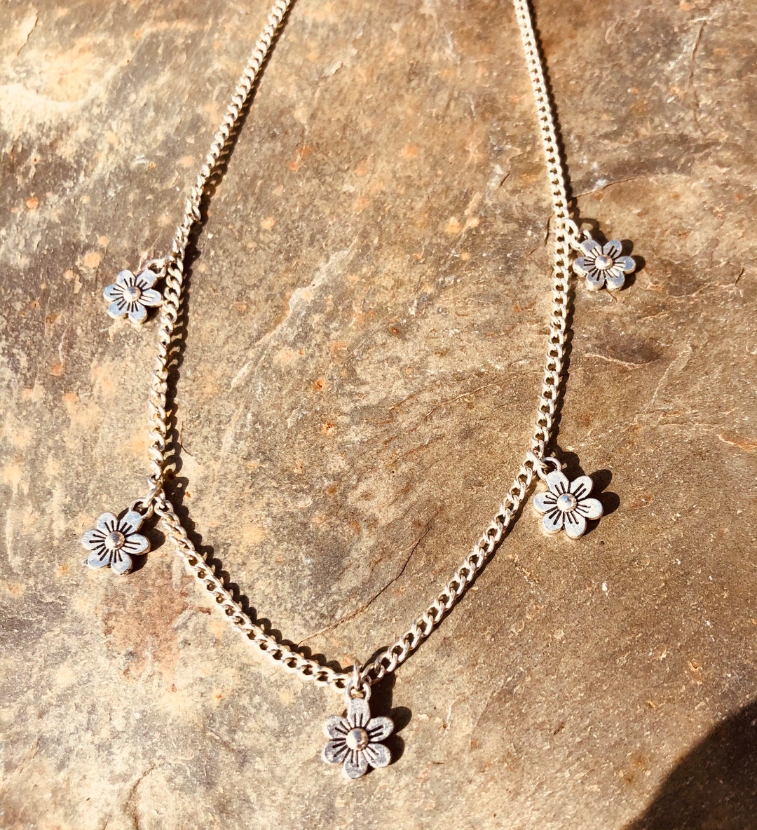 Hermoso collar de dijes de flores de plata con dijes plateados - Etsy ...