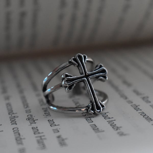 Gothic Ring - Etsy