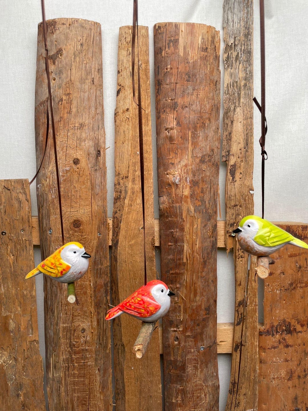 Kleine Keramik Vögelchen mit Ast zum Hängen | Gelb Rot Grün | Vogel rund | 3er Set | Vogel ...