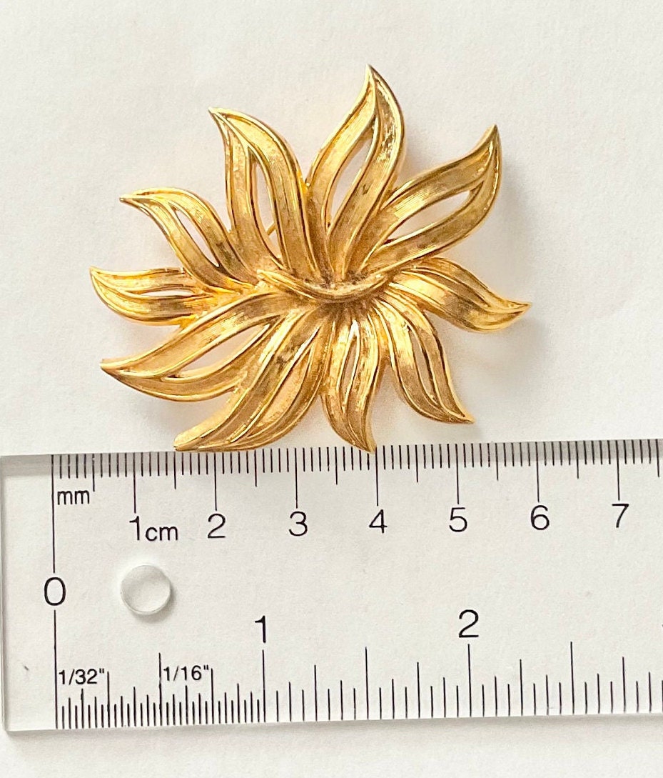 Vintage Gold Tone Flower Brooch Pin. Marked Dorlan. Free Shipping. - Etsy