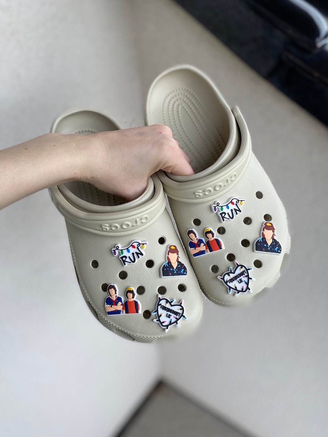 Crocs Charms Stranger Things, Croc Jibbitz, Anstecker, Serie Schuh ...