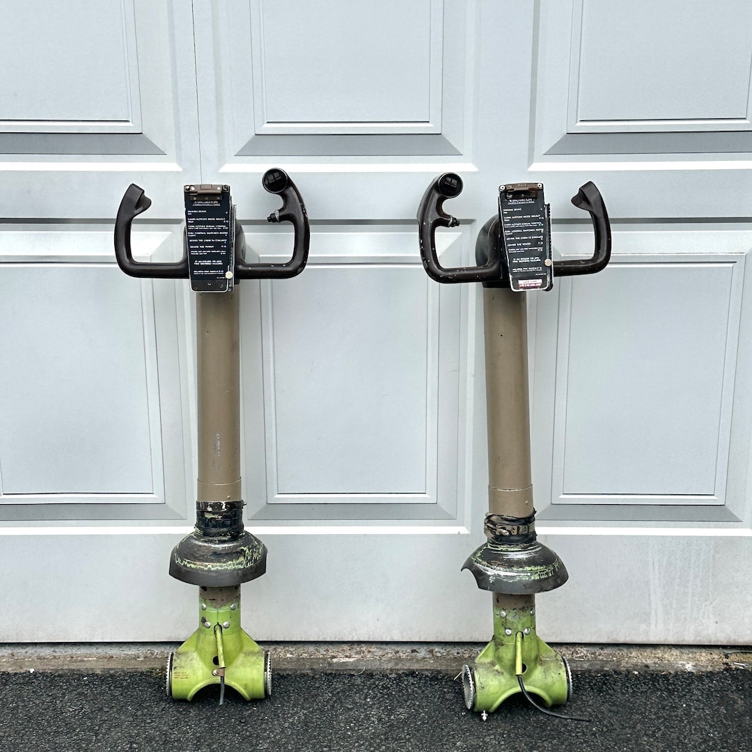 Jet2 G-LSAA Boeing 757 Captain First Officer Co Pilot Control Yoke ...