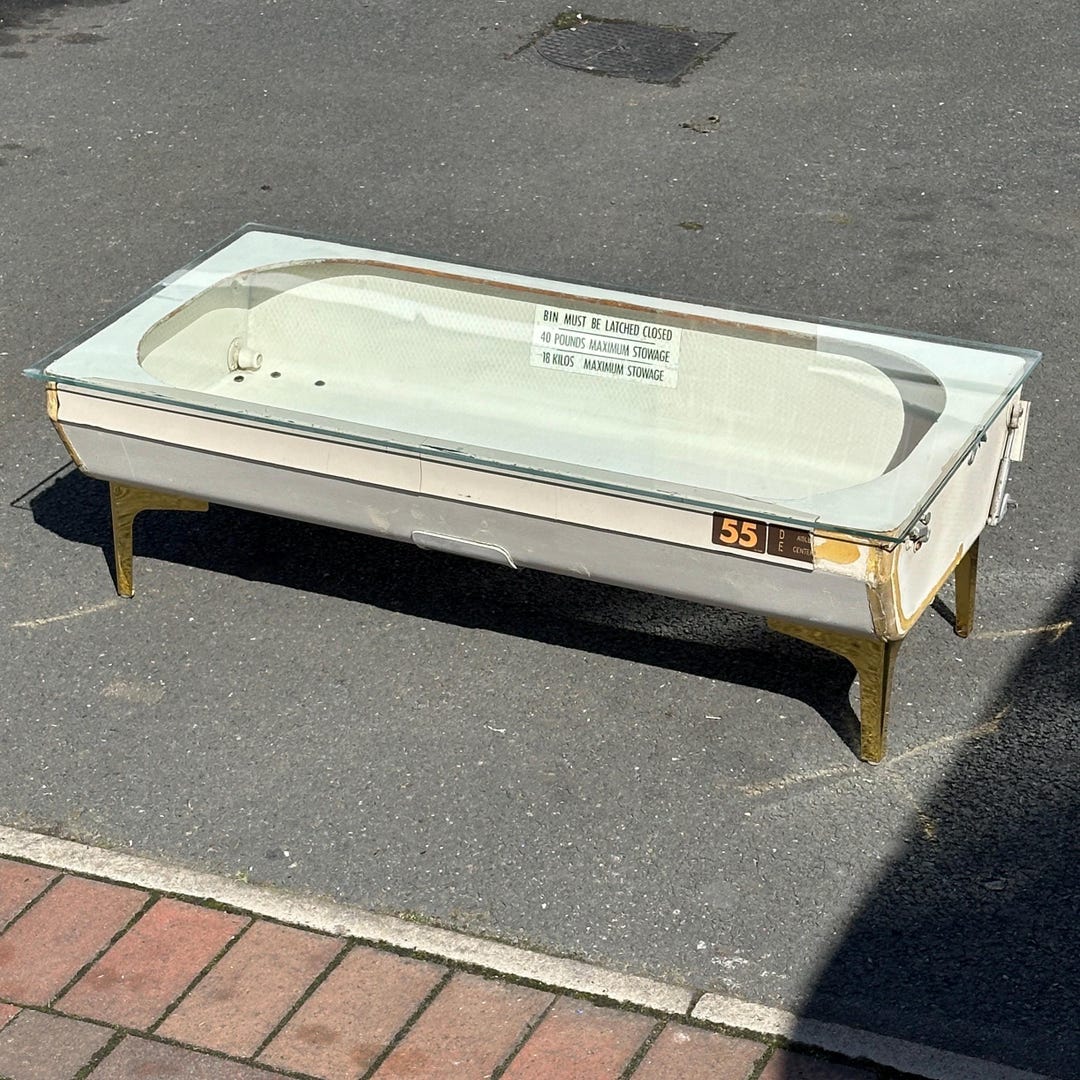 Singapore Airlines Boeing 747 747-200 9V-SQI Overhead Locker Boeing ...