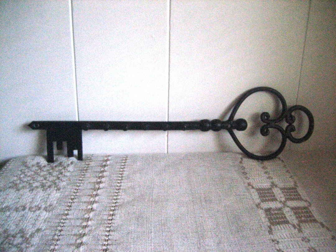 Black Metal Key Holder, Hand Forged Key Shaped Rack, Metal Wall Hanging ...