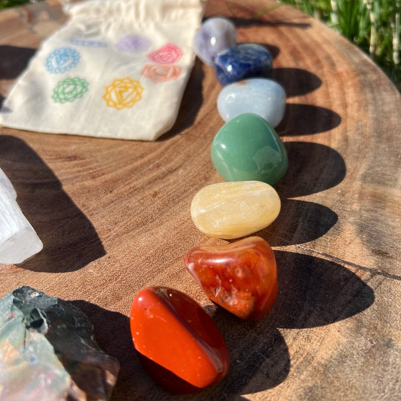 15pc Rough & Tumbled Beginner Chakra Crystal Set, Chakra Crystal Box W ...