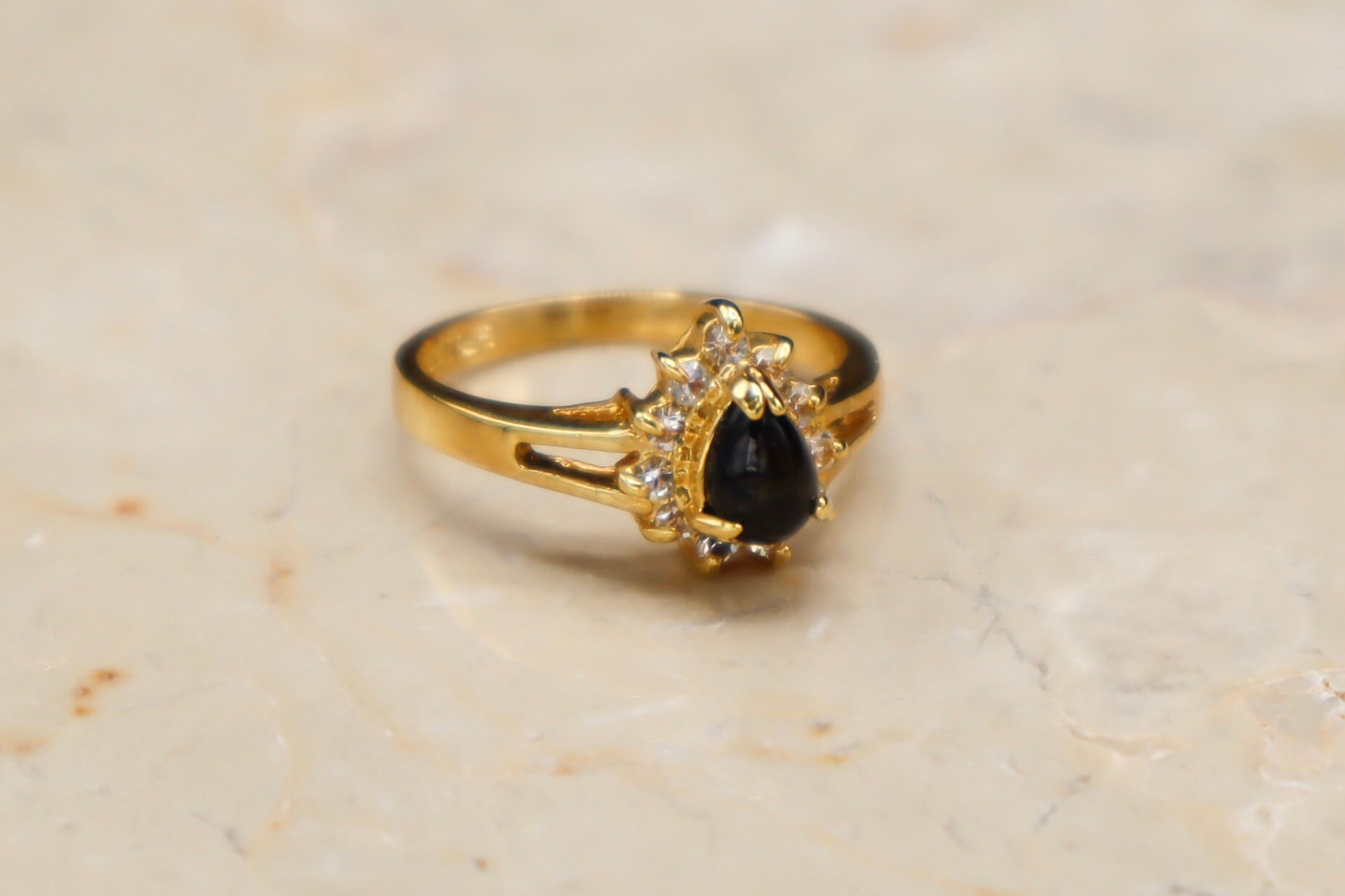 Vintage 18k Gold Electroplated Solitaire Onyx Gemstone Vintage 18k Gold Electroplated Solitaire Onyx Gemstone