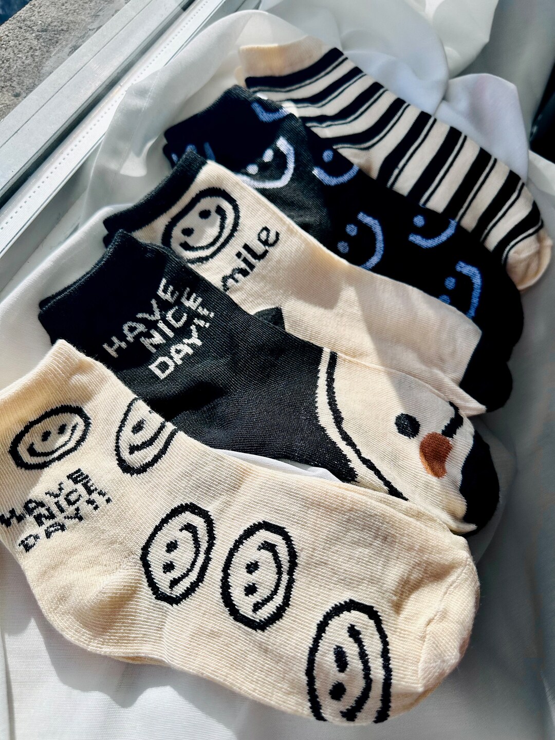 5 Smiley Socks Pack, Happy Socks Set, Cute and Fun Smiley Face Crew ...