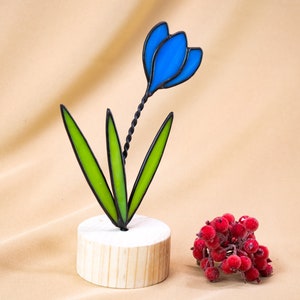 Crocus Glass Flower on Stand | Stained Glass Suncatcher | Suncatcher ...