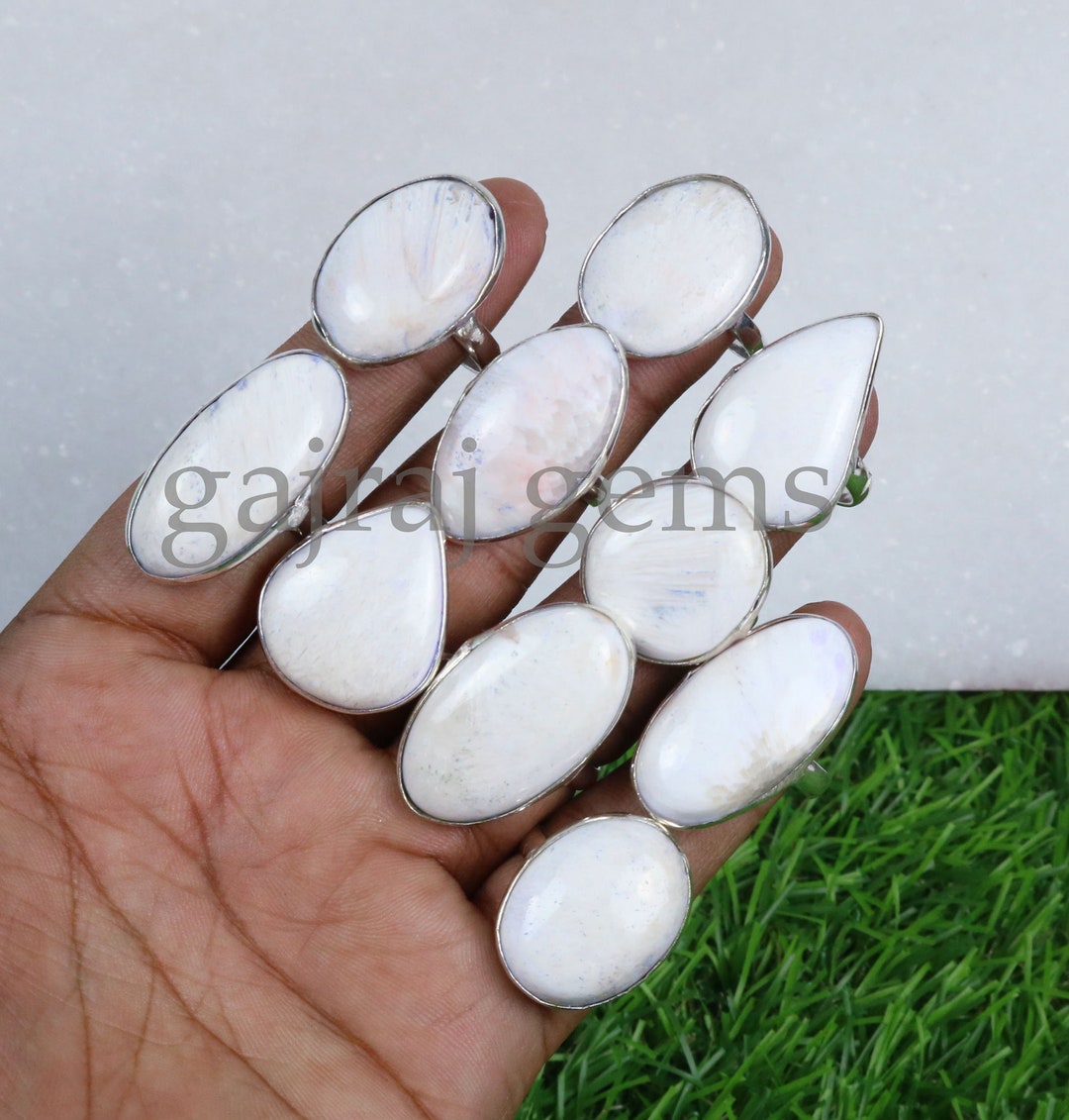 Anillo con engaste de escolecita natural chapado en plata: Joyería con ...