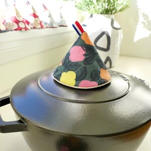 Made-to-order: Set of 2 Pot Holders Flower, Cast Iron Lid Holder, Cast ...