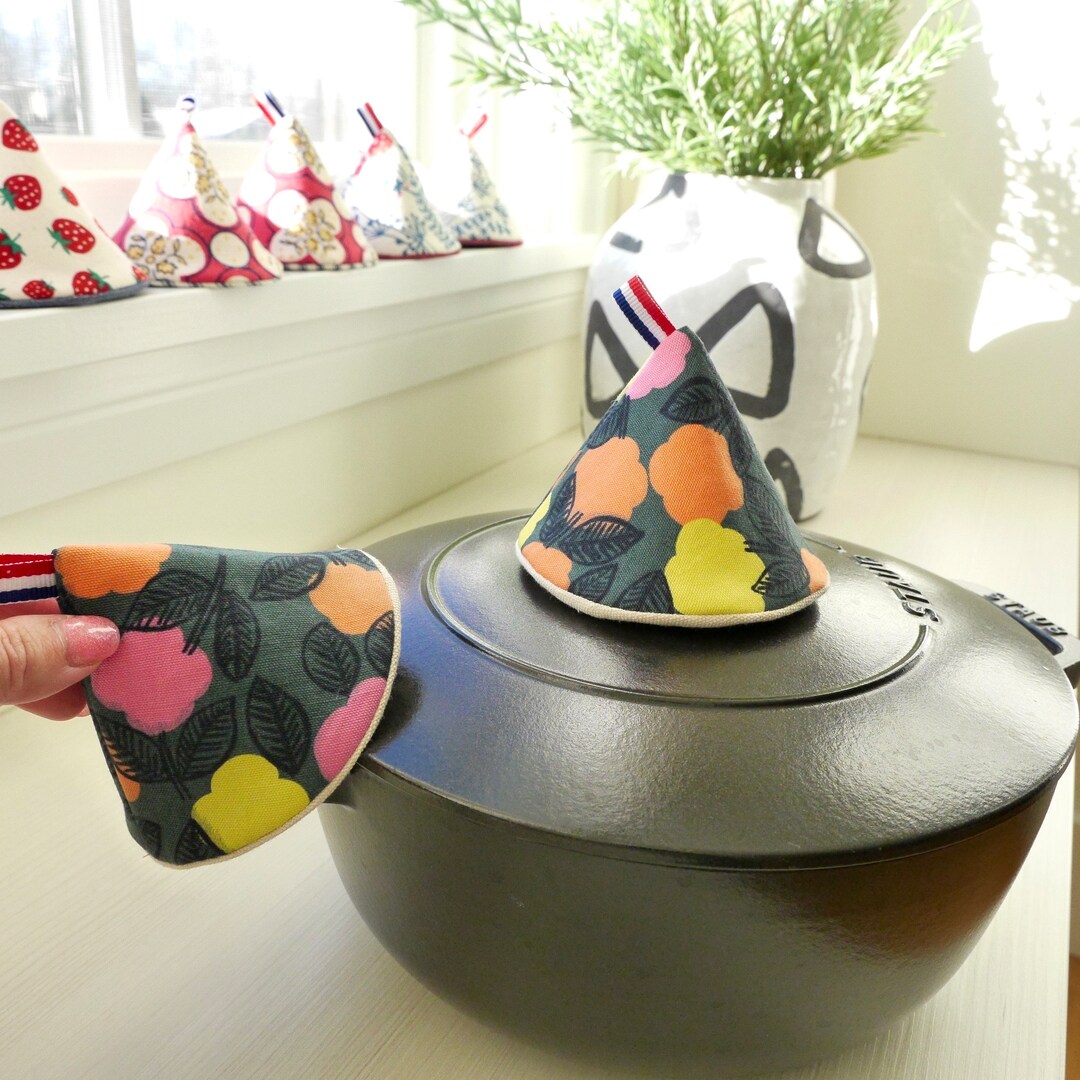 Made-to-order: Set of 2 Pot Holders Flower, Cast Iron Lid Holder, Cast ...