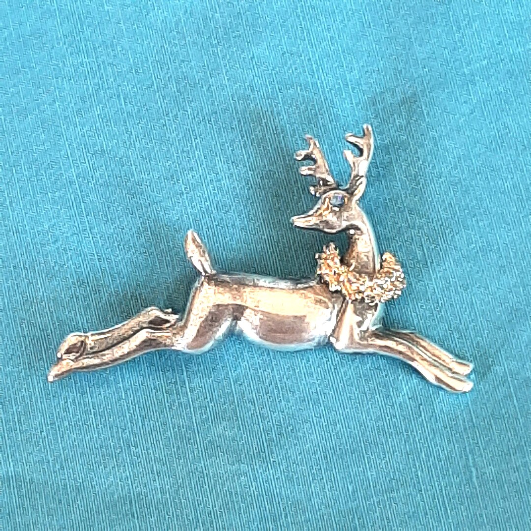 Silver Tone Reindeer Brooch Pin With Gold Tone Wreath Around Neck and ...