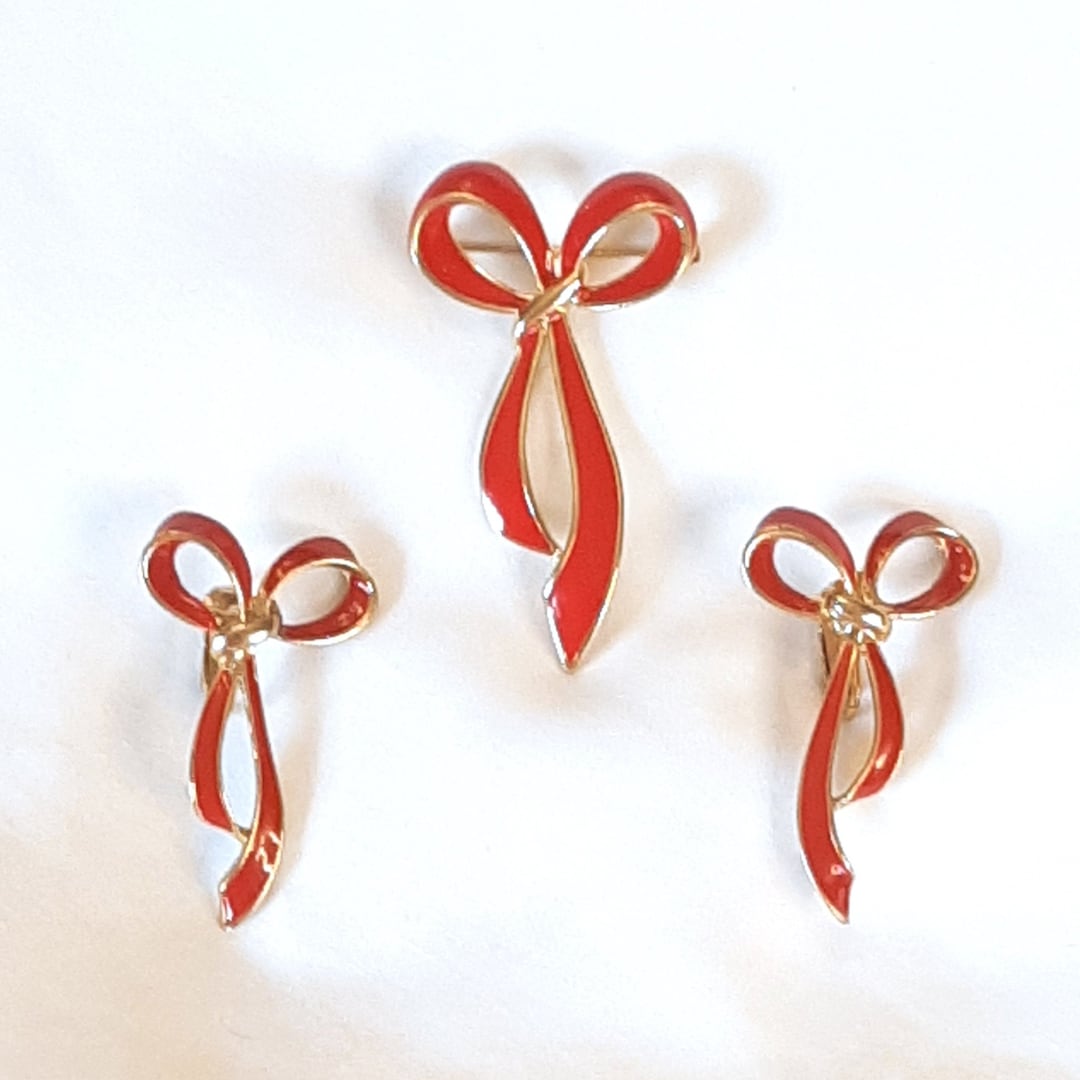 Red Bow Pin Brooch and Matching Clip on Earrings Set Avon Gold Tone and ...