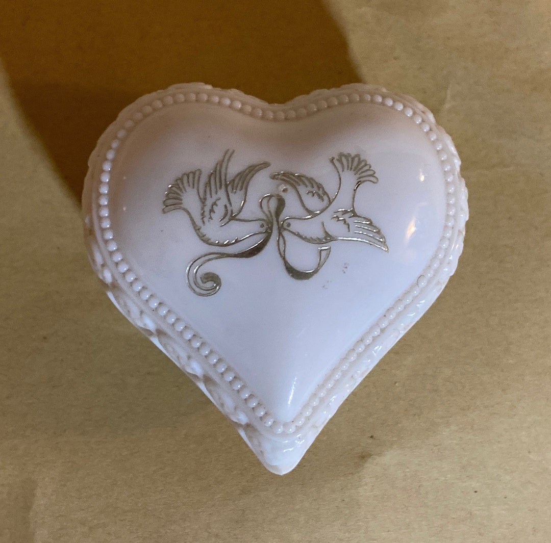 Vintage AVON Charisma Cream Sachet - Two (2) Doves on Cover - Heart ...